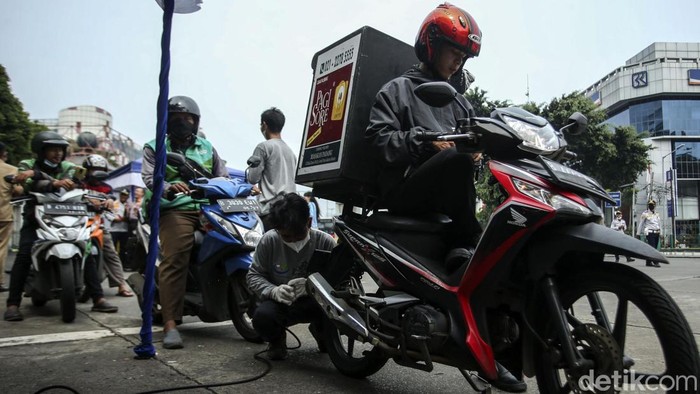 Warga Ramai-ramai Uji Emisi Kendaraan di Blok M