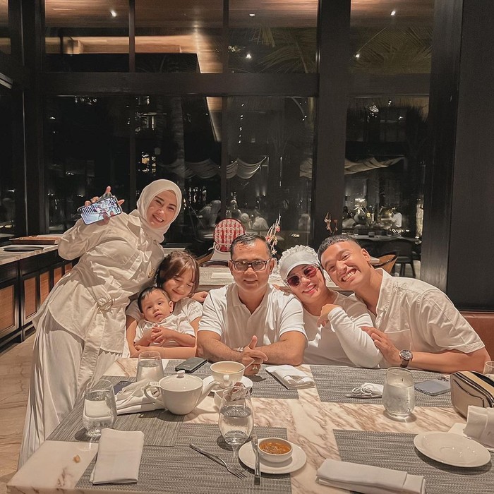 Ini Momen Seru Marissya Icha Saat Ngopi di Luar Negeri