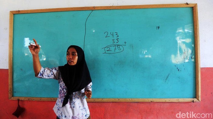 Semangat Guru Muslimah Mengajar di Pulau Terluar