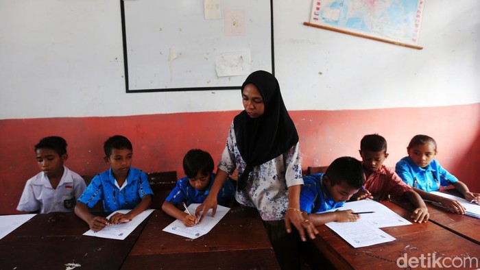 Semangat Guru Muslimah Mengajar di Pulau Terluar