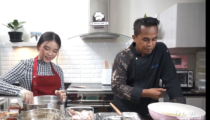 Kompaknya Anneth Delliecia Saat Masak dan Makan Bareng Betrand Peto
