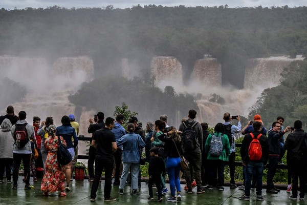 Bagai Air Bah, Ini Air Terjun 'Tenggorokan Iblis'