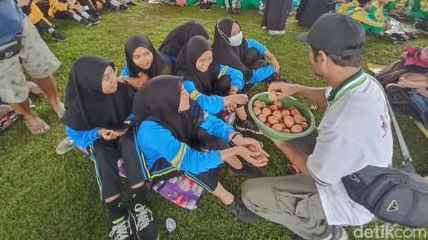 Ribuan Pelajar di Blitar Diajak Makan Telur Peringati Hari Telur Sedunia Ribuan Pelajar di Blitar Diajak Makan Telur Peringati Hari Telur Sedunia