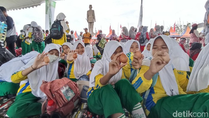 Ribuan Pelajar di Blitar Diajak Makan Telur Peringati Hari Telur Sedunia Ribuan Pelajar di Blitar Diajak Makan Telur Peringati Hari Telur Sedunia