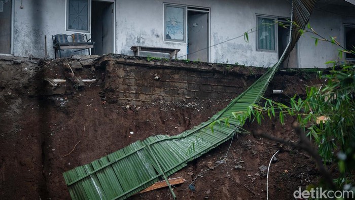 Melihat Proses Pencarian Korban Longsor di Gang Barjo Bogor