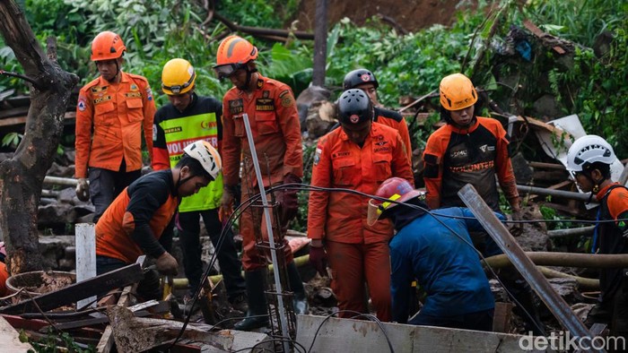 Melihat Proses Pencarian Korban Longsor di Gang Barjo Bogor