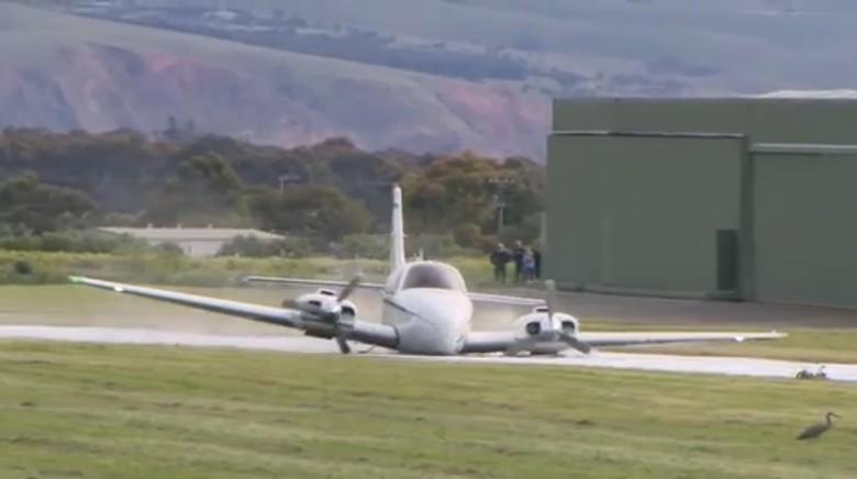 Pilot Berhasil Daratkan Pesawat Meski Tanpa Roda Depan, Kok Bisa?