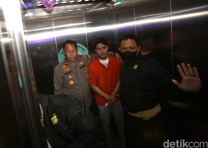 Resmi Ditahan, Rizky Billar Tertunduk Lesu