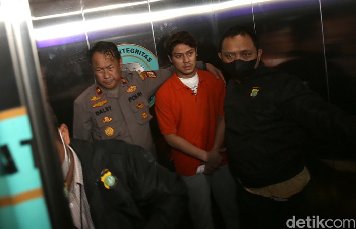 Resmi Ditahan Rizky Billar Tertunduk Lesu