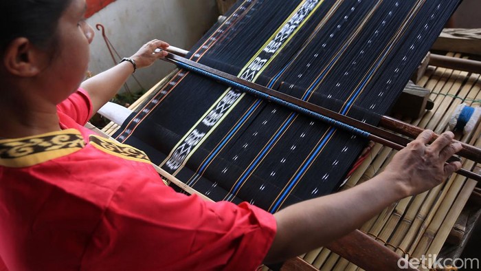 Melihat Pembuatan Kain Tenun Tanimar di Desa Kandar