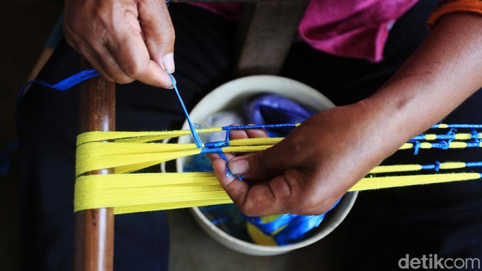 Melihat Pembuatan Kain Tenun Tanimar di Desa Kandar