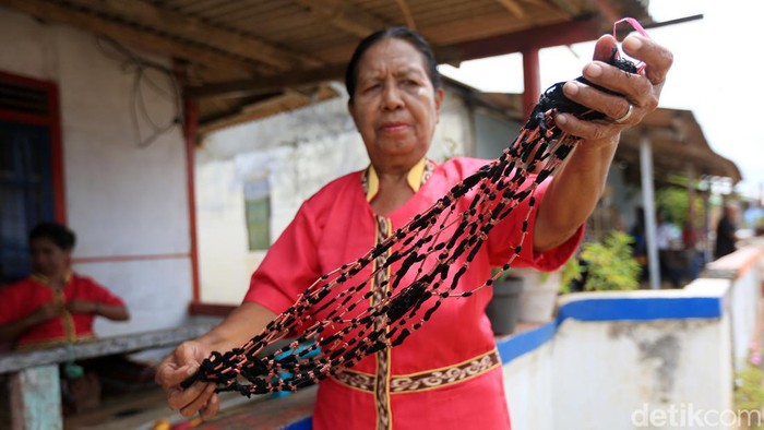 Melihat Pembuatan Kain Tenun Tanimar di Desa Kandar
