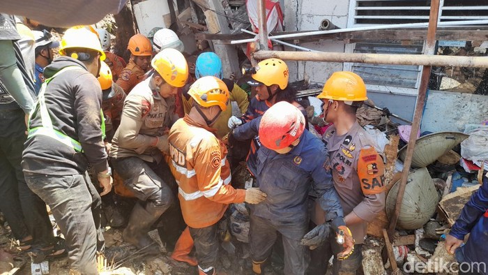 Potret Tim SAR Lanjut Cari Korban Longsor di Gang Barjo Bogor