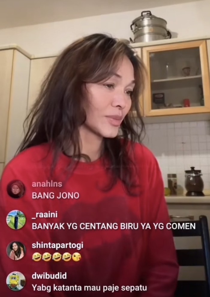 Serunya Bunda Corla Saat 'Live IG' Sambil Makan dan Belanja
