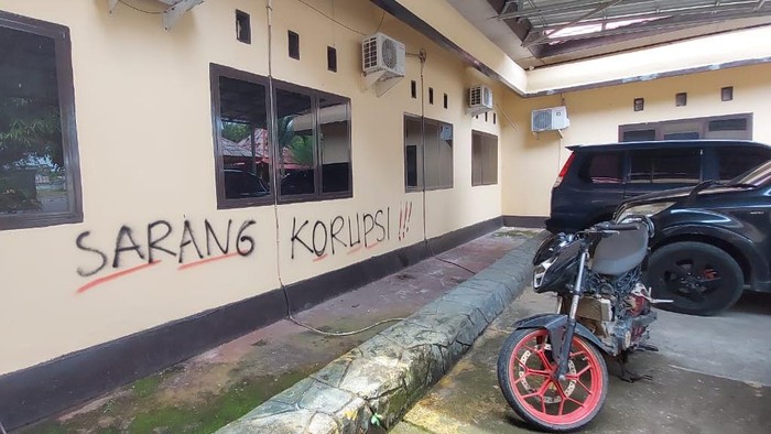 Oknum Polisi di Luwu Coret Dinding Mapolres dengan Tulisan 'Sarang Korupsi' Oknum Polisi di Luwu Coret Dinding Mapolres dengan Tulisan 'Sarang Korupsi'