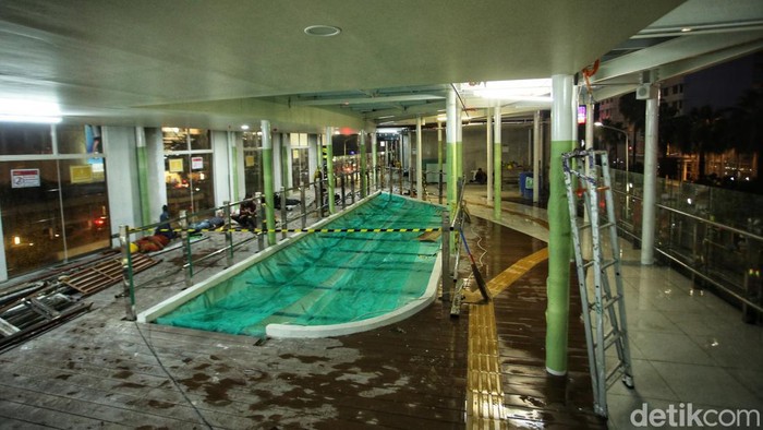 Halte TransJakarta Bundaran HI Masih Bocor Saat Diresmikan Anies