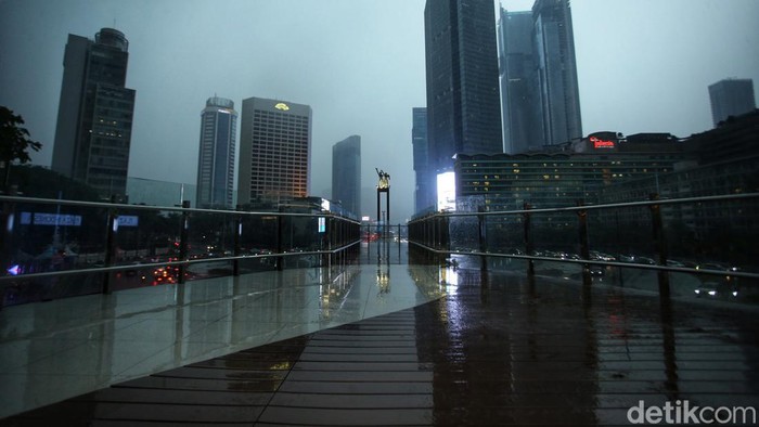 Halte TransJakarta Bundaran HI Masih Bocor Saat Diresmikan Anies