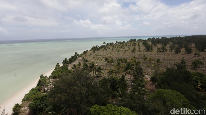 Keindahan Pantai Desa Elyasa di Perbatasan RI-Australia