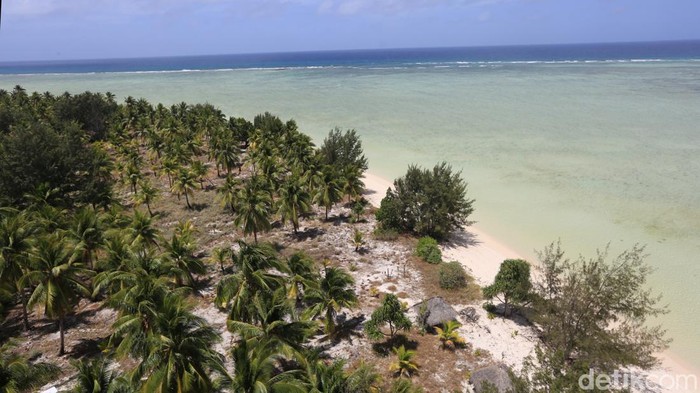 Keindahan Pantai Desa Elyasa di Perbatasan RI-Australia