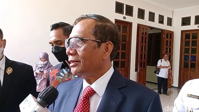 Video Viral Hakim Bocorkan Vonis Sambo Diduga Teror Terhadap Wahyu Iman Video Viral Hakim Bocorkan Vonis Sambo Diduga Teror Terhadap Wahyu Iman