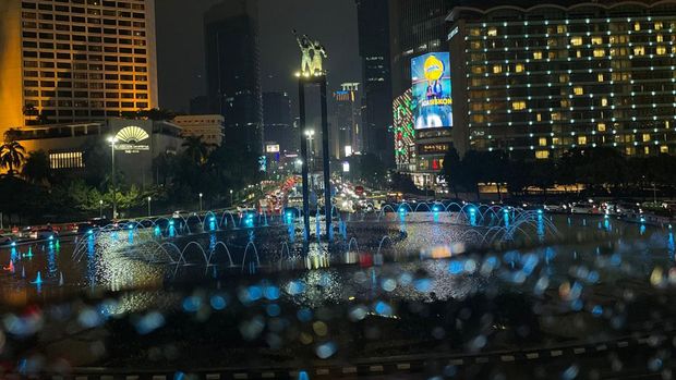 Warga Antre Foto di Anjungan Halte Bundaran HI yang Baru Diresmikan Anies Warga Antre Foto di Anjungan Halte Bundaran HI yang Baru Diresmikan Anies