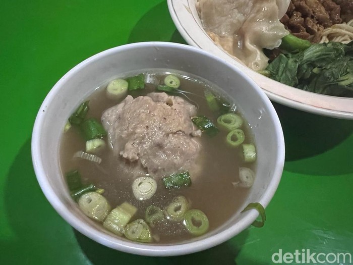 Legendaris di Bekasi! Bakso dengan Paduan Telur Rebus Ini Terkenal Nikmat