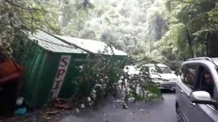Truk Trailer Kecelakaan di Jalan Poros Bone-Makassar, Lalin Macet 2 Jam Truk Trailer Kecelakaan di Jalan Poros Bone-Makassar, Lalin Macet 2 Jam