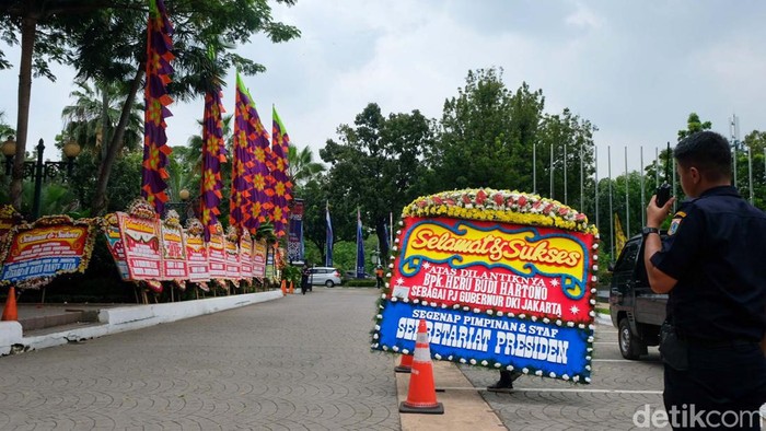 Heru Budi Hartono Jadi Pj Gubernur DKI, Karangan Bunga Banjiri Balai Kota Heru Budi Hartono Jadi Pj Gubernur DKI, Karangan Bunga Banjiri Balai Kota