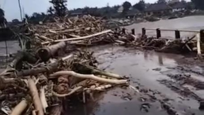 Potret Banjir di Jembrana: Jembatan Putus, Gilimanuk-Denpasar Lumpuh