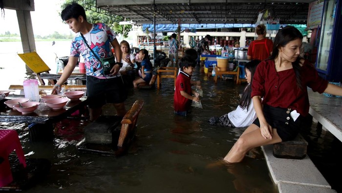 Kedai Mi di Thailand Tetap Ramai Meski Terendam Banjir