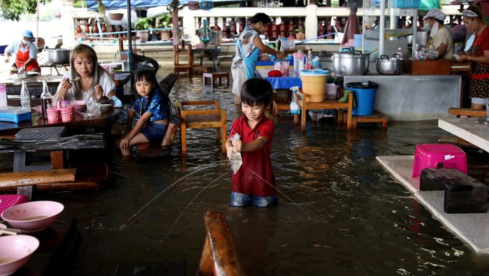 Kedai Mi di Thailand Tetap Ramai Meski Terendam Banjir