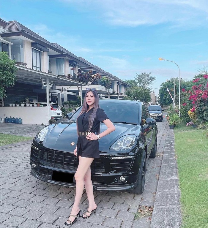 Potret Lelyana Sunjoyo, Istri Andy Sugar yang Viral karena Medok