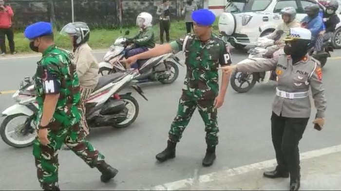 Boncengan, Anggota TNI dan Istri Tewas Ditabrak Mobil Anaknya Sendiri Boncengan, Anggota TNI dan Istri Tewas Ditabrak Mobil Anaknya Sendiri