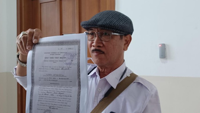 Teman SMA Jokowi Hadiri Sidang Gugatan Ijazah Palsu, Ini yang Dibawa Teman SMA Jokowi Hadiri Sidang Gugatan Ijazah Palsu, Ini yang Dibawa