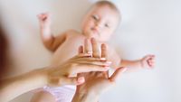4 Manfaat Baby Oil untuk Bayi dan Orang Dewasa