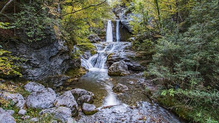 Temaram Musim Gugur di Air Terjun Para Dewa