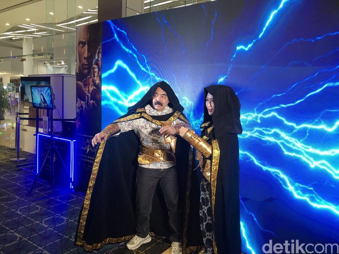 The Rock Minggir Dulu! Pose Inul Bareng Mas 'Black' Adam