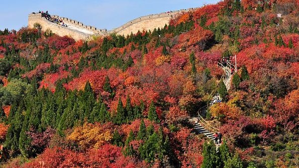 Potret Tembok Besar China Saat Musim Gugur, Indahnya Kebangetan!