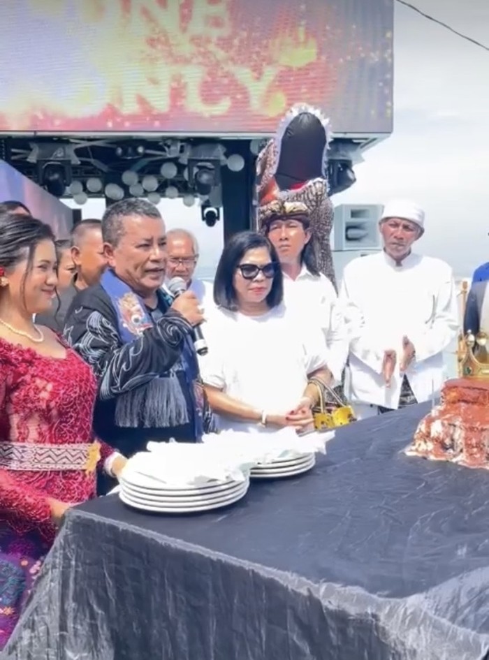 Hotman Paris Ultah, Rayakan di Atlas Beach Fest Bareng Aspri Cantik Hotman Paris Ultah, Rayakan di Atlas Beach Fest Bareng Aspri Cantik