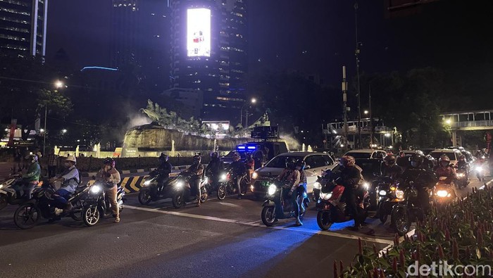 Massa Demo di Patung Kuda Bubar, Lalin Arah Istana Kembali Dibuka Massa Demo di Patung Kuda Bubar, Lalin Arah Istana Kembali Dibuka
