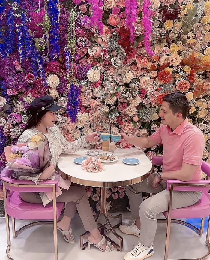 Romantisnya Ricky Subagja dan Istri Saat Ngeteh hingga Nongkrong di Bali