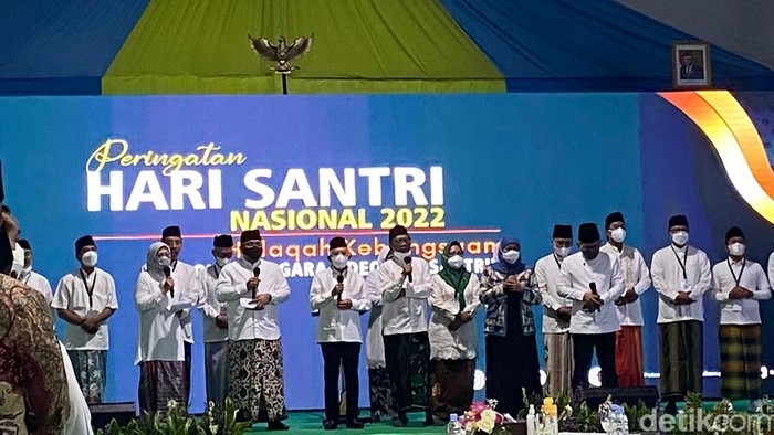 Peringati Hari Santri 2022, Wapres Ma'ruf hingga Mahfud Selawatan Bareng Peringati Hari Santri 2022, Wapres Ma'ruf hingga Mahfud Selawatan Bareng