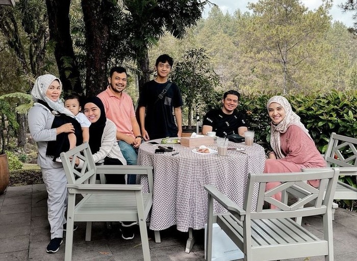 Keseruan Irwansyah Belanja ke Pasar dan Dinner Bareng Zaskia Sungkar