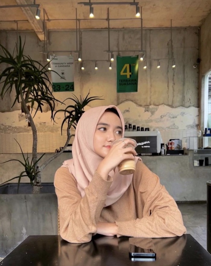 Keseruan Wirda Mansur Saat Belanja Buah dan Jajan Es Kopi