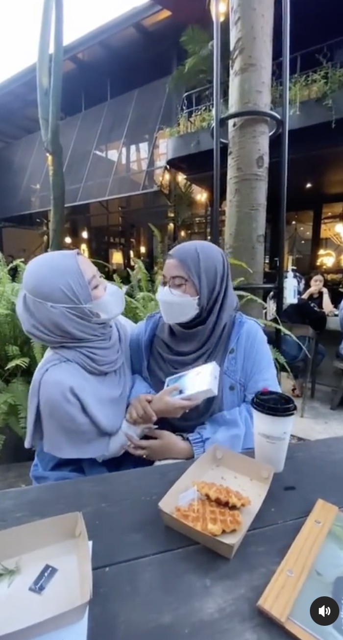 Keseruan Wirda Mansur Saat Belanja Buah dan Jajan Es Kopi