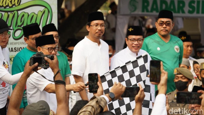Peringati Hari Santri, Cak Imin Mlaku Sarungan Bareng dengan 5 Ribu Orang Peringati Hari Santri, Cak Imin Mlaku Sarungan Bareng dengan 5 Ribu Orang