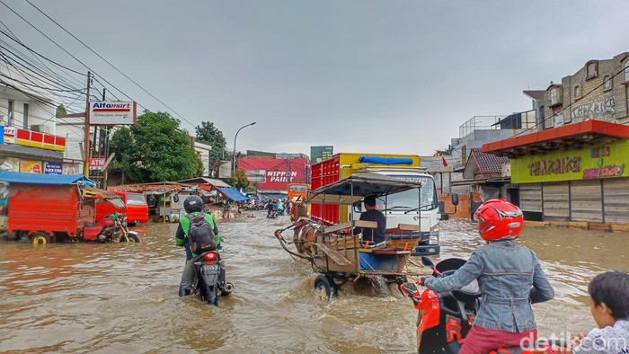 Potret Banjir Dayeuhkolot yang Hambat Lalulintas Warga Bandung