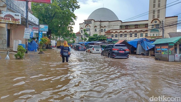 Potret Banjir Dayeuhkolot yang Hambat Lalulintas Warga Bandung