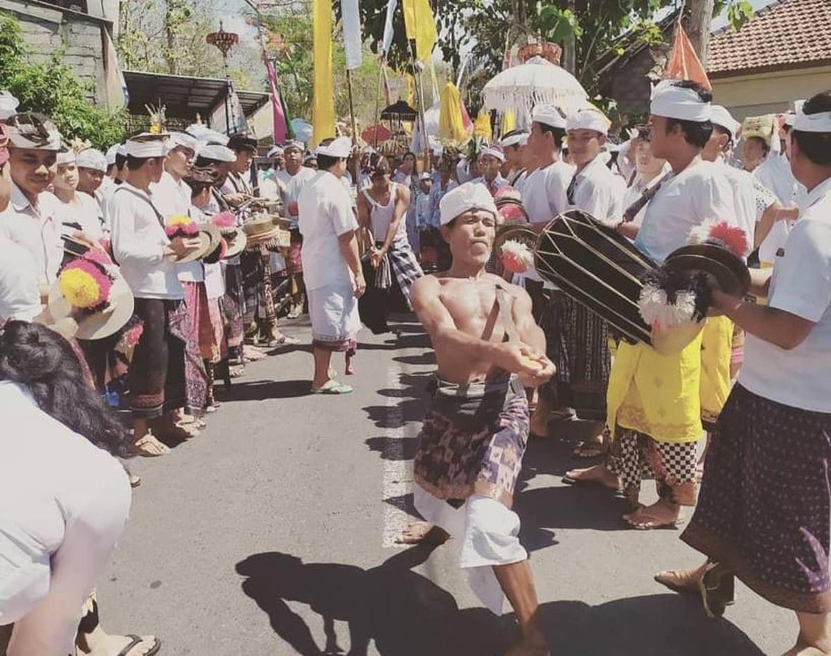 Madewa Ayu, Warga Seraya Karangasem Kerauhan-Tusukkan Keris ke Dada
