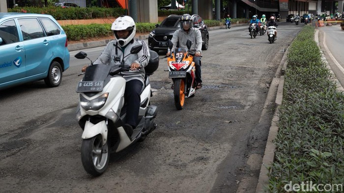 Awas! Banyak Lubang di Jalan Rasuna Said Awas! Banyak Lubang di Jalan Rasuna Said